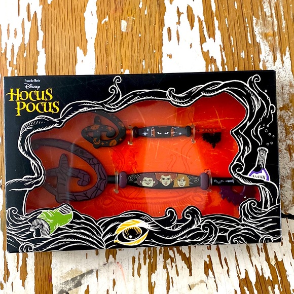 Disney | Other | New Disney Hocus Pocus Key Collectible Sold Out Set Of ...